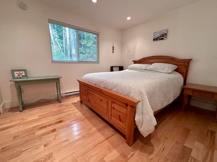 Grove B&b: The Cedar Room - Pender Island
