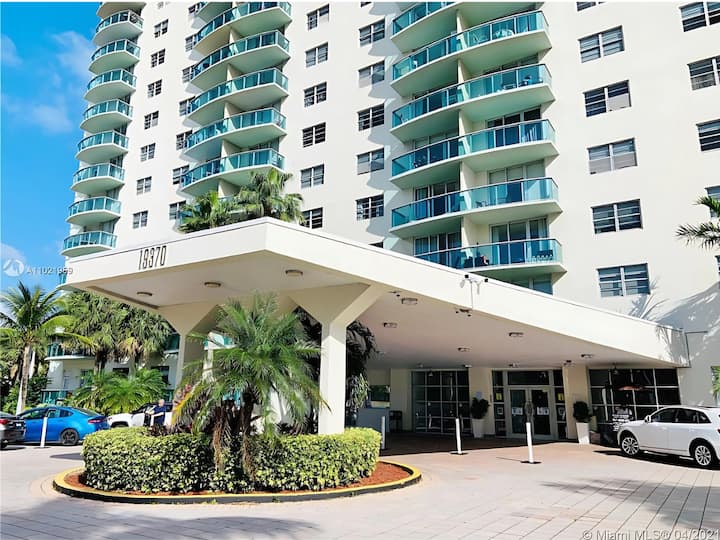 Modern 2br Condo| Steps To Beach & Amenities - Sunny Isles Beach, FL