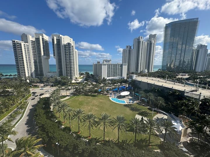 Modern 1br Ocean Condo | Amenities & Balcony - Sunny Isles Beach