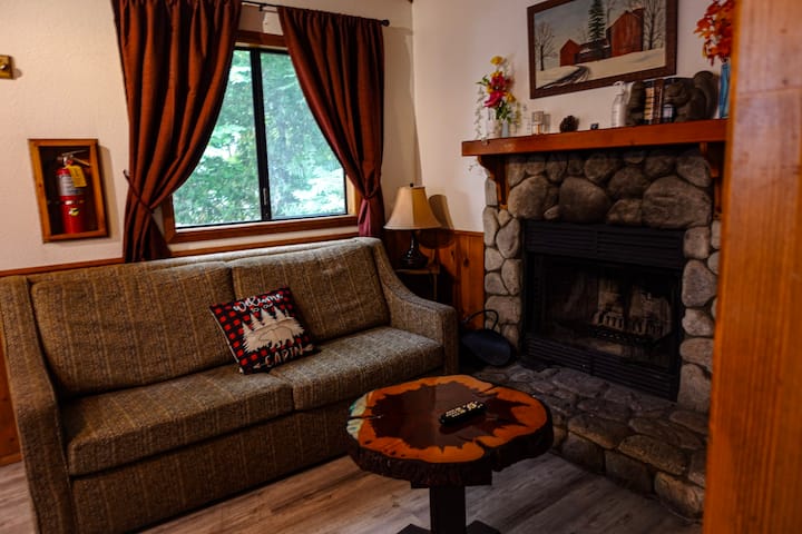 Cabin: Grey Squirrel - Crestline, CA