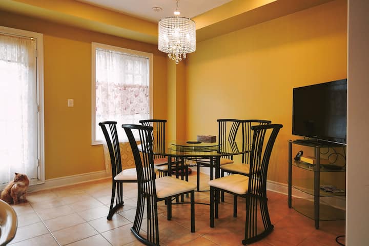 Cozy Bedroom In Downtown Markham - Markham, Canada