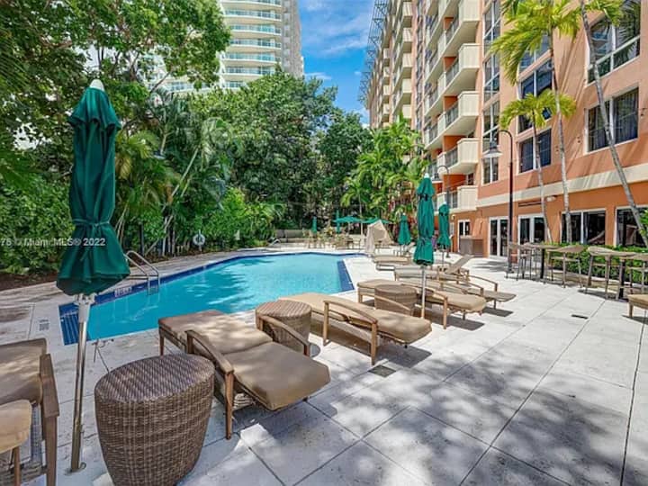 *Coconut Grove Retreat: Balcony Pool, Free Parking - Miami