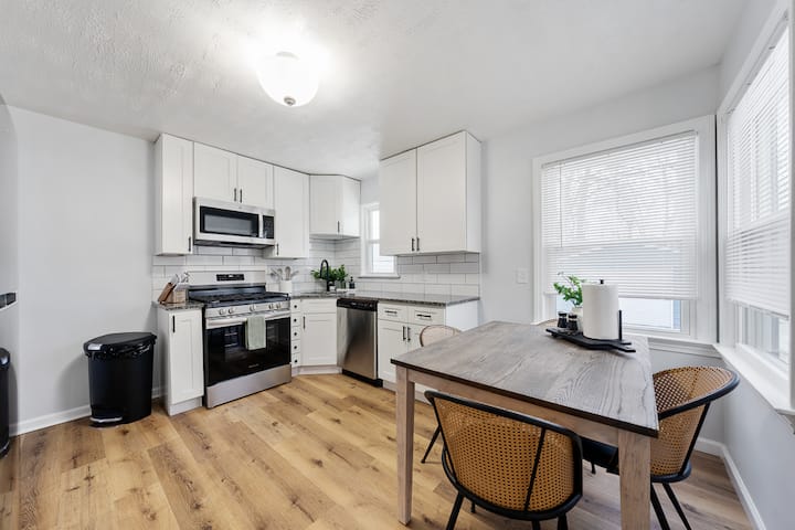 Spacious 4 Bedroom House Near Cleveland & Airport! - Parma, OH