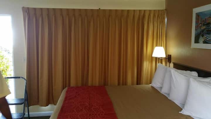 King Room - Pompano Beach, FL
