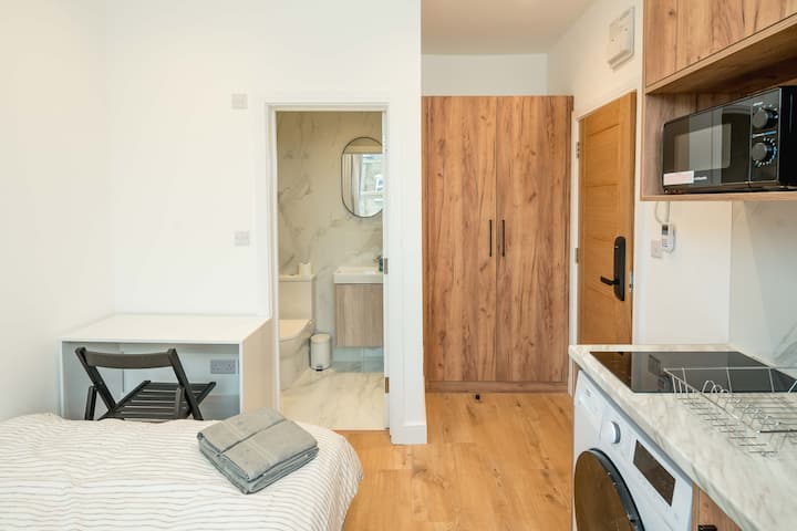 Deluxe Double Studio F5 - Maida Vale! - London