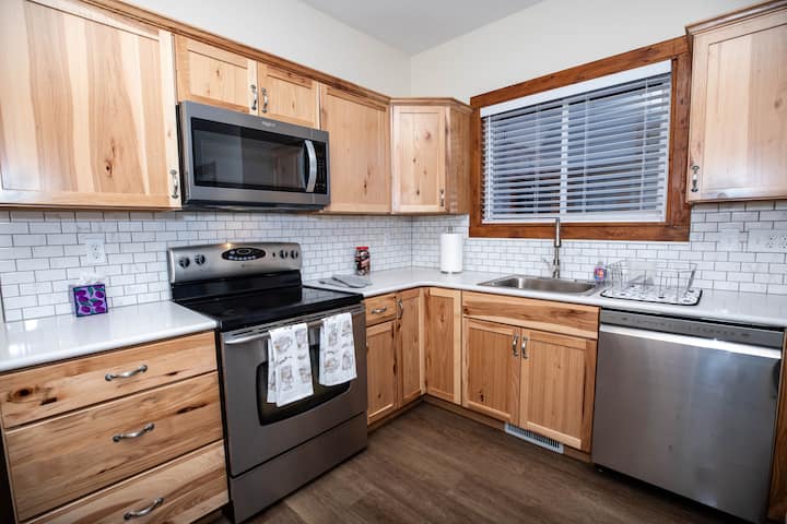 Spacious 5br - Updated & Prime, Lots Of Parking! - Cedar Rapids, IA
