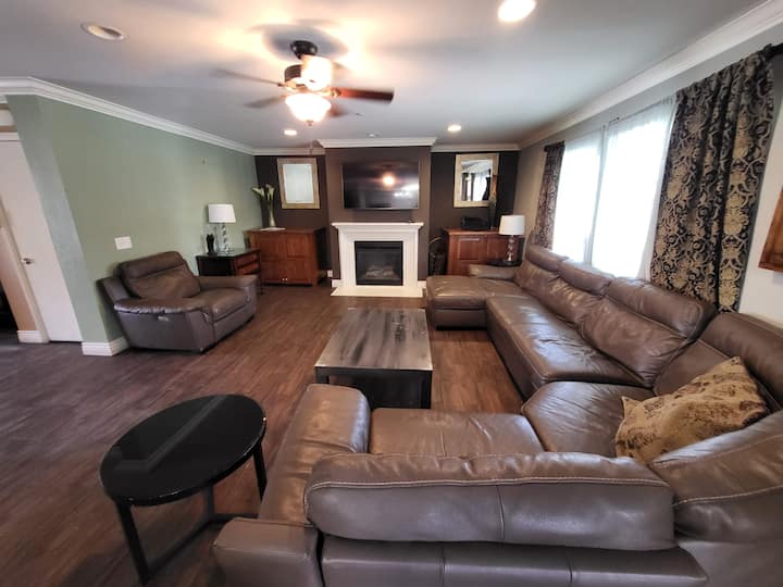 Beautiful 6 Bedrooms, 6 Beds - Lancaster, CA