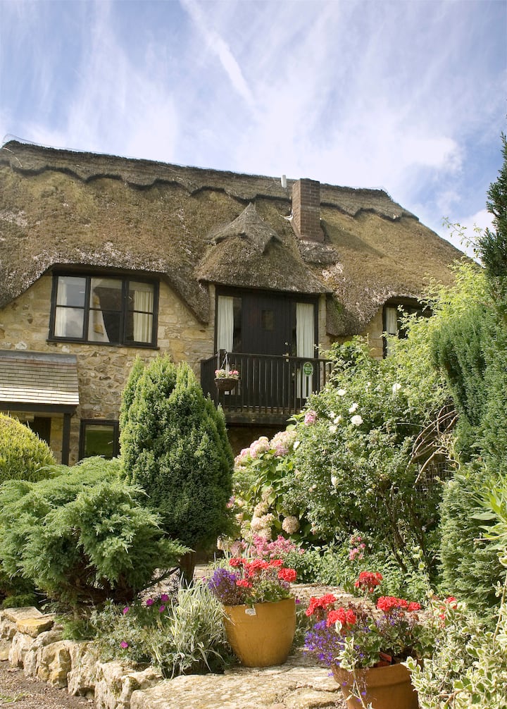 Charming Thatched Cottage In Devon- Byo Bed Linen - Chard