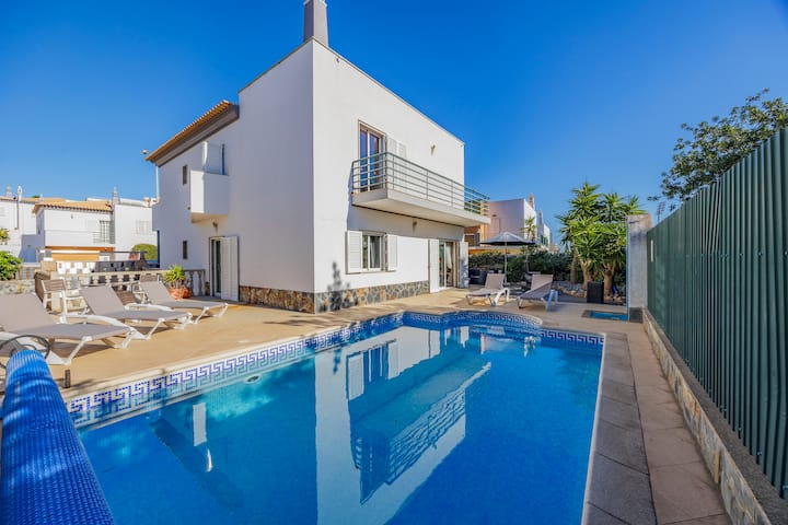 Palm Villa: Luxury Family Stay, 7 Beds & Pool - Albufeira