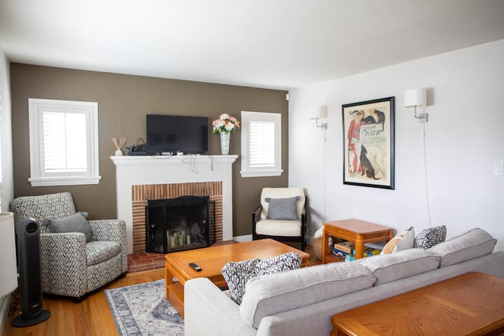 Downtown | Near Hospital + Park | Family Friendly - Bakersfield