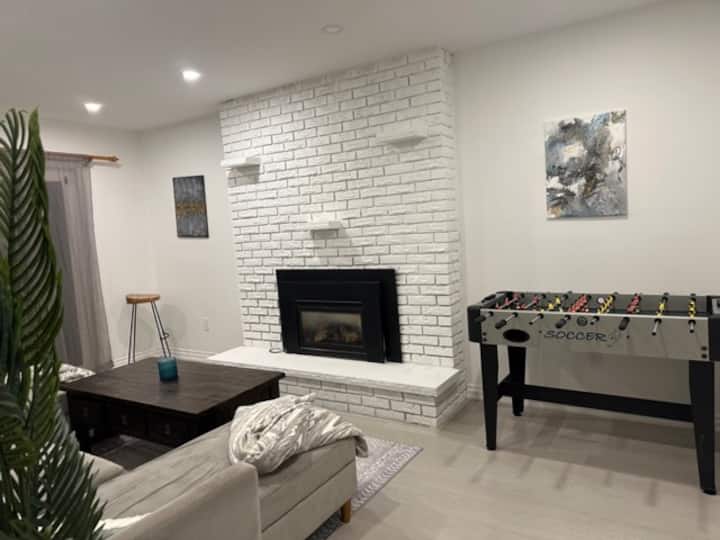 Modern 3 Bedroom House With Pool - Oshawa