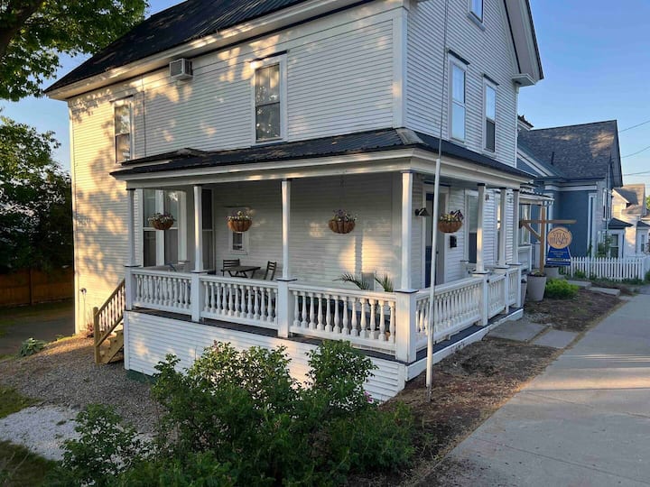 Cozy Victorian Apt. 3 Near Downtown - Derby, VT