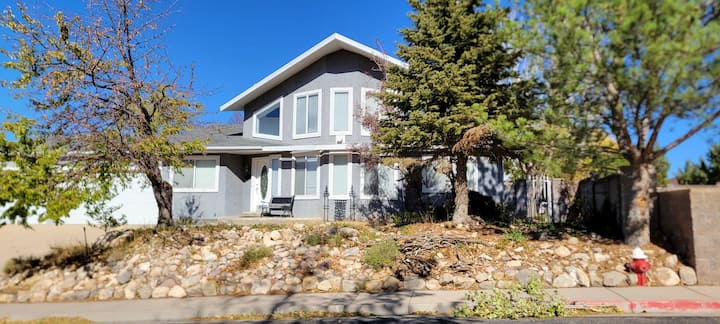 Large 5 Bedroom Near Suu, Parks, Ski.  Sleeps 13+ - Cedar City, UT
