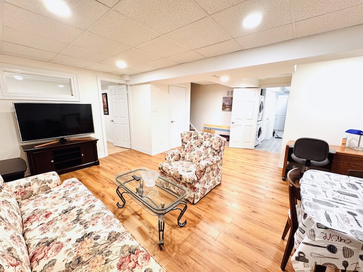 Cozy Basement Downtown Newmarket - Aurora