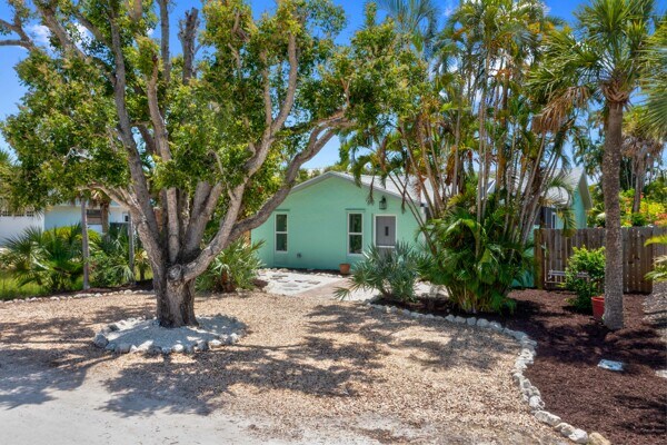 Cute Sanibel 3bd Beachy Cottage - Houses for Rent in Sanibel, Florida ...