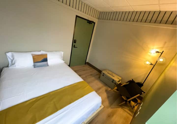 Zenith Basecamp Glamping Hostel Single Queen Room - Duluth, MN