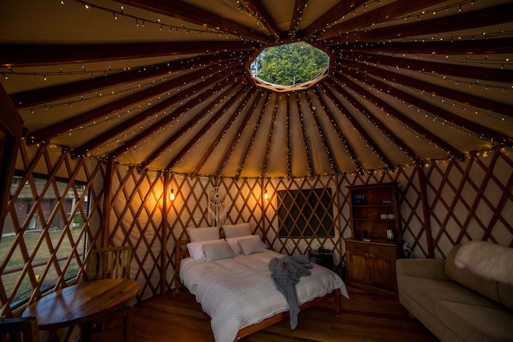 Cosy Yurt With Exceptional Views - Fiordland