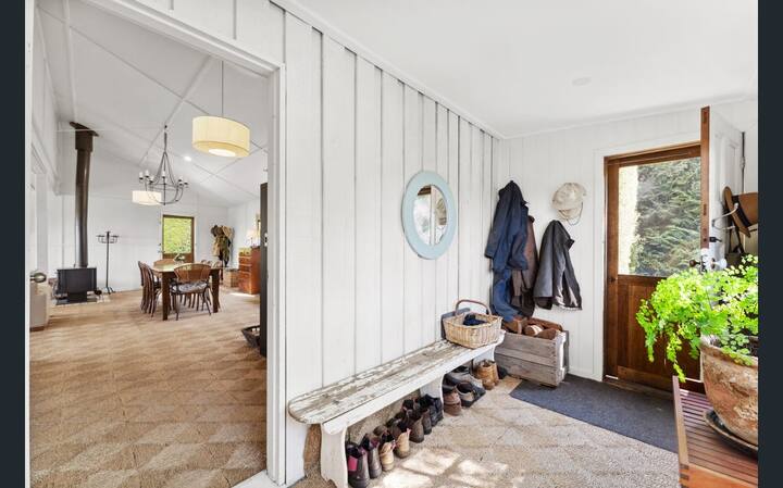 Farmhouse Chic With Water Views Near Kyneton - Macedon Ranges Shire