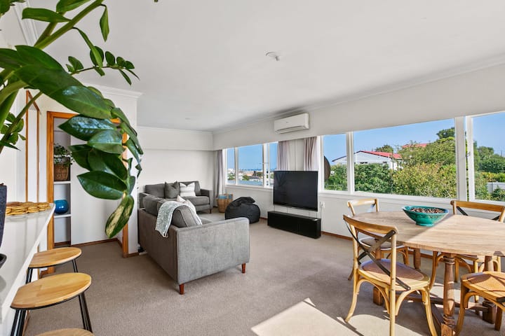 Sunset On St Aubyn (New Listing) - New Plymouth