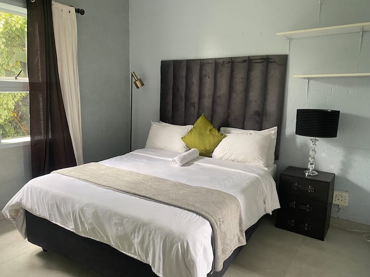 Cozy Two Bedroom Apartment With Study - Chartwell