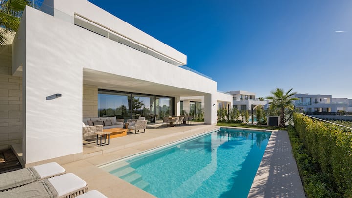 Luxury 4-bed Villa | Views & Private Pool - Marbella