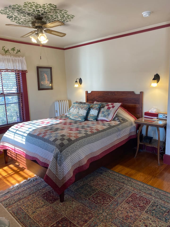 Amherst Inn Ivy Room - Northampton, MA