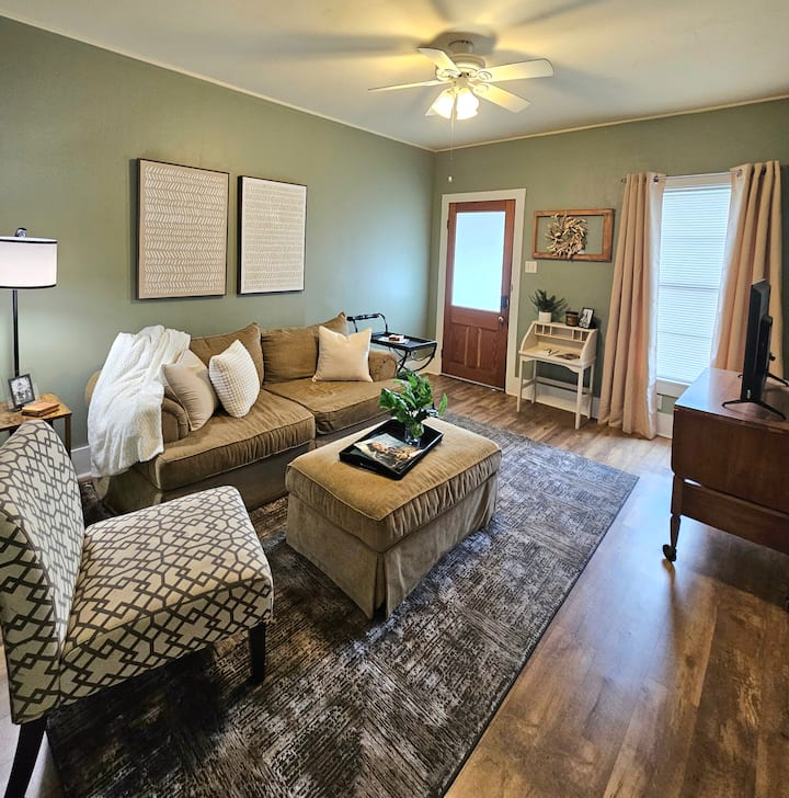 *New* Cozy Getaway Downtown Lafayette - Lafayette, LA