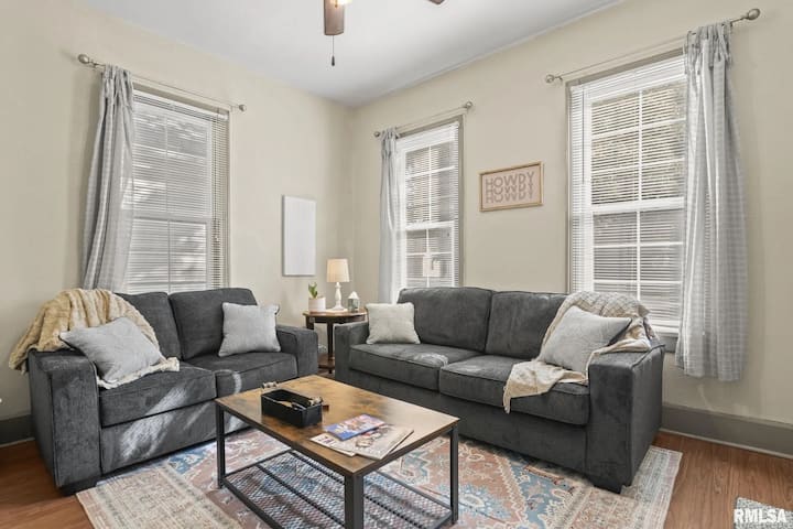 Comfort & Class - Spacious 2/1.5, Near Hospitals - Springfield, IL