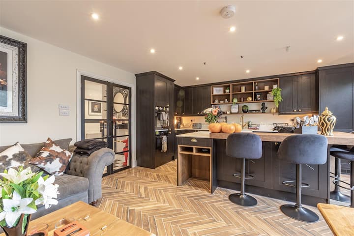 Spacious Fun Family Home Near Thorpe Park - Woking