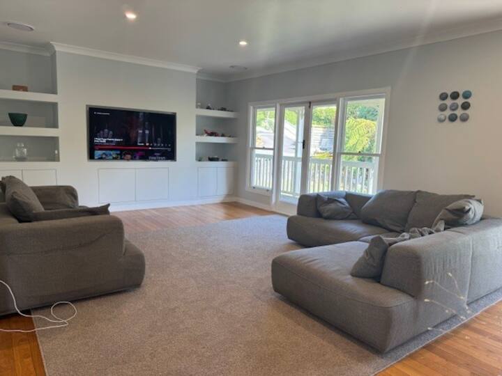 Modern Home With Stunning Views - Whakatane