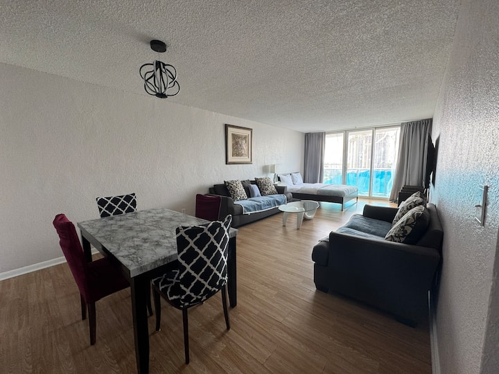 Chic 1br Condo In Sunny Isles | Pool, Gym & Beach - North Miami, FL