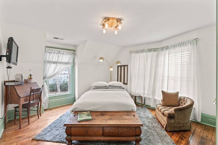 Queen Bed In Historic Byrd House - Columbia, SC