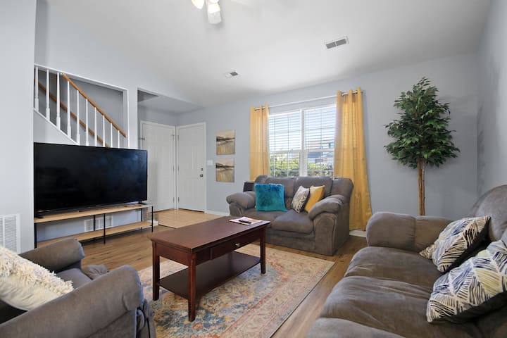 New! Spacious 4 Bed Great For Commuting, Dogs Ok - Columbia, MO