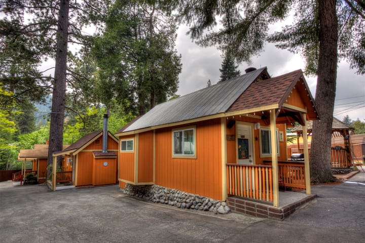 Cabin: Pine Hut - Crestline, CA
