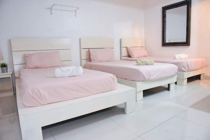 3-bedroom With Hot Water, Ac & Central Location - Santo Domingo