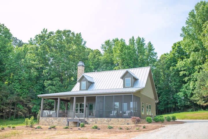 Cottage Getaway Near Tuscaloosa (Honeysuckle Rose) - Tuscaloosa, AL