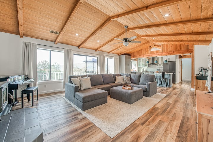 Hot Tub/pool/ev-charger/game Room/views - California