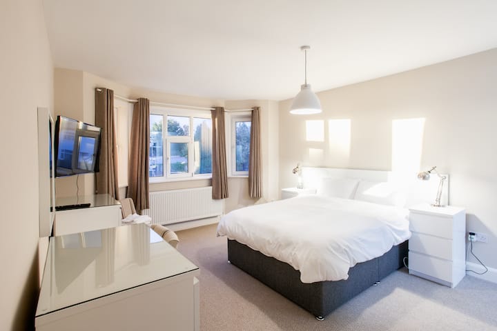 Luxurious & Spacious 2 Bedroom Apartment, Llandaff - Cardiff