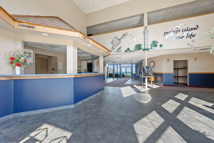 Lake Facing Hotel Room With 2 Pools! - Put-in-Bay, OH