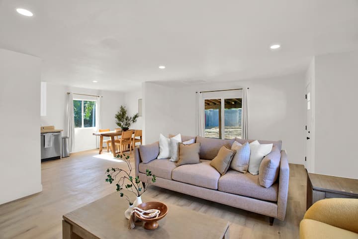 Entire Luxe Duplex 5 Bed 3 Bath - San Bernardino