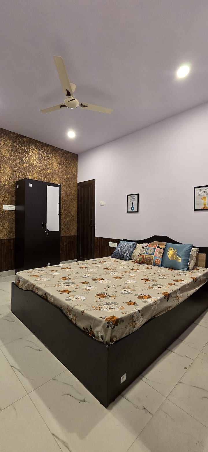 The Maple Banaras Xl: Luxurious Stay For 10 - 바라나시