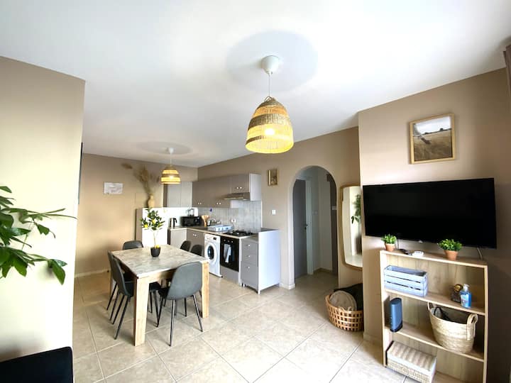 2 Combined Apts, Fast Wi-fi, 5 Min Walk To Beach - Larnaca