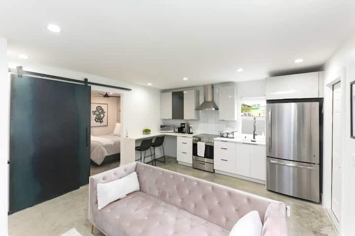 1bd 1ba|black&white Artbnb Cottage|antique Row Wpb - West Palm Beach, FL