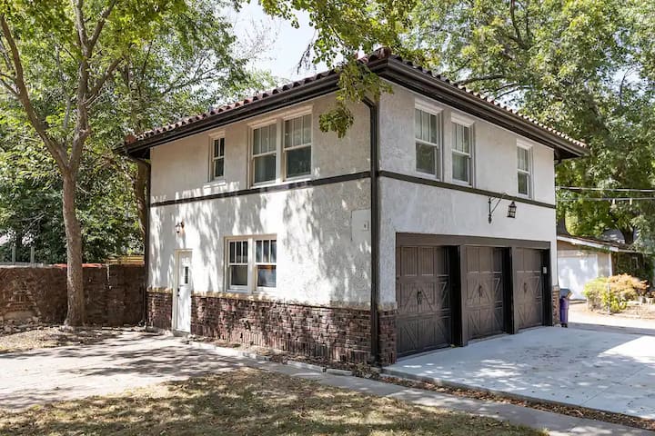 City Park Carriage House - Kansas state university, Manhattan