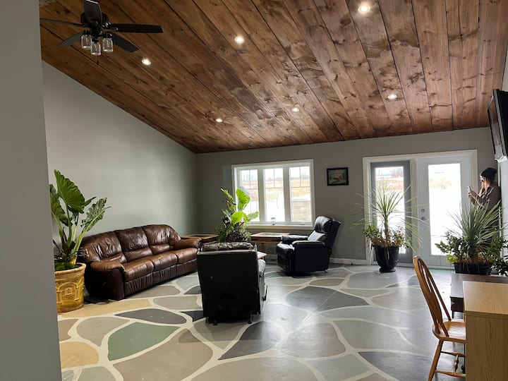 Country Home With Large Garage - Chatham-Kent