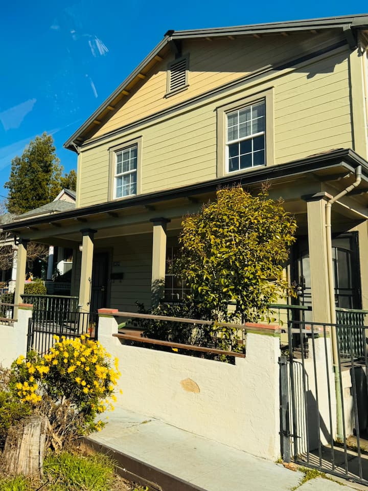 Charming & Cozy Home - Stockton, CA