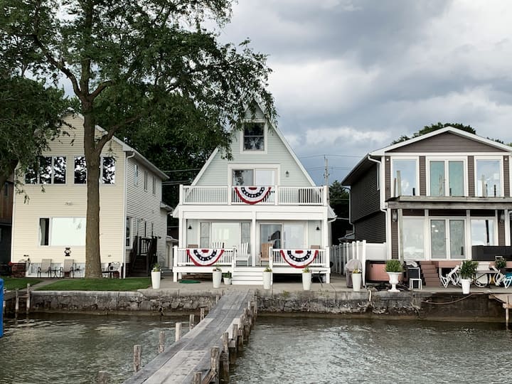 Lakefront Retreat W/dock+walk To Surf District - Clear Lake, IA