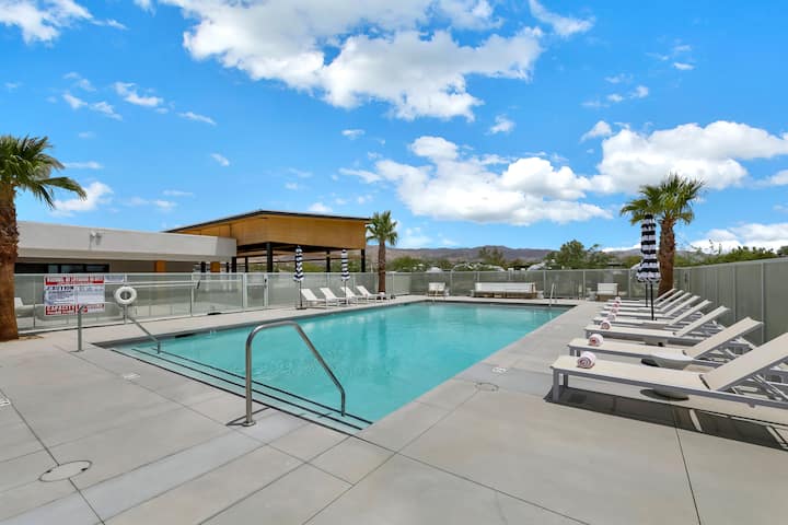 Calm And Relaxing Airstream W/ Private Soaking Tub - Desert Hot Springs, CA