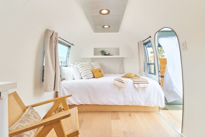 Calm And Relaxing Airstream W/ Private Soaking Tub - Desert Hot Springs, CA