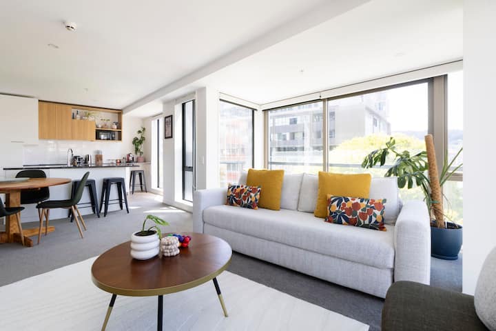 Luxe 1br City Apt | Modern, Spacious W/ Parking - Wellington